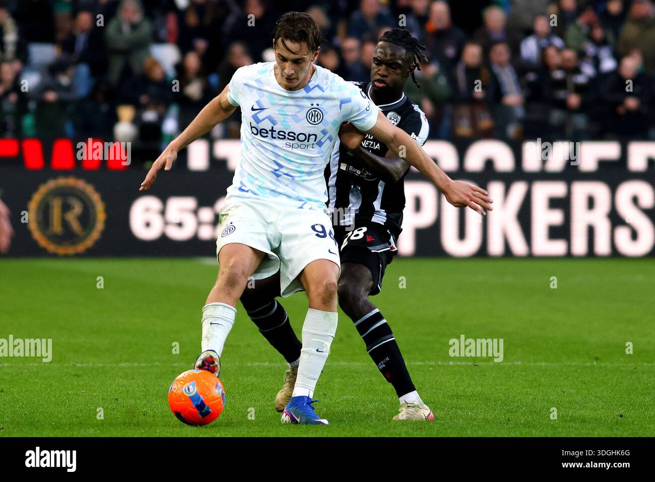 Inter Milan's Francesco Pio Esposito holds back Udinese's Oumar Solet ...