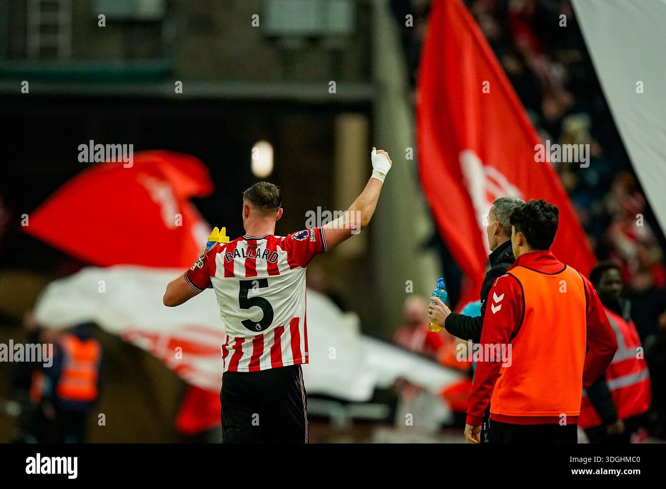 Daniel Ballard of Sunderland celebrates Brian Brobbey’s goal to make it ...