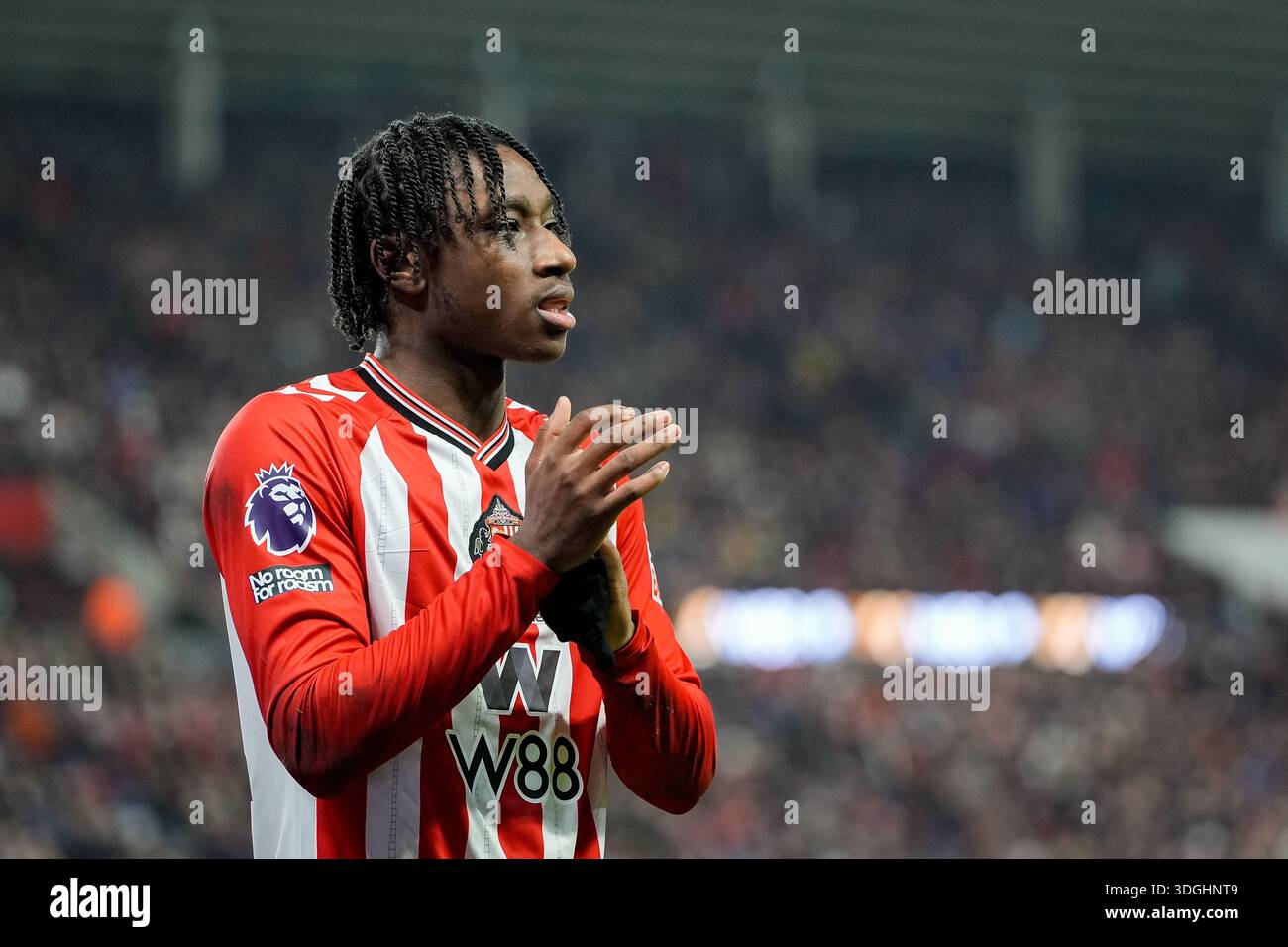 Romaine Mundle of Sunderland applauds the fans after being substituted ...
