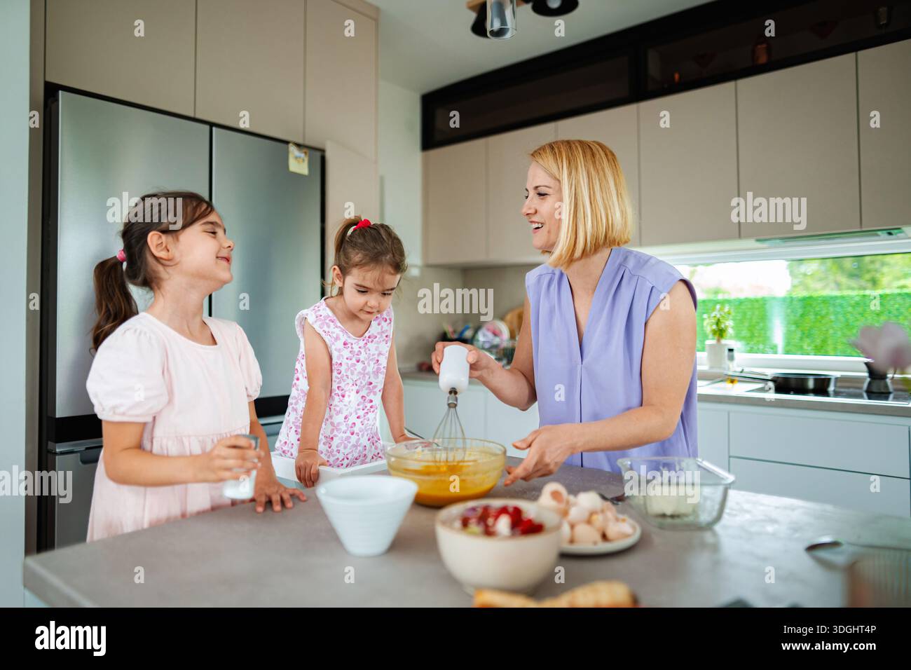 Family moments in baking hi-res stock photography and images - Alamy
