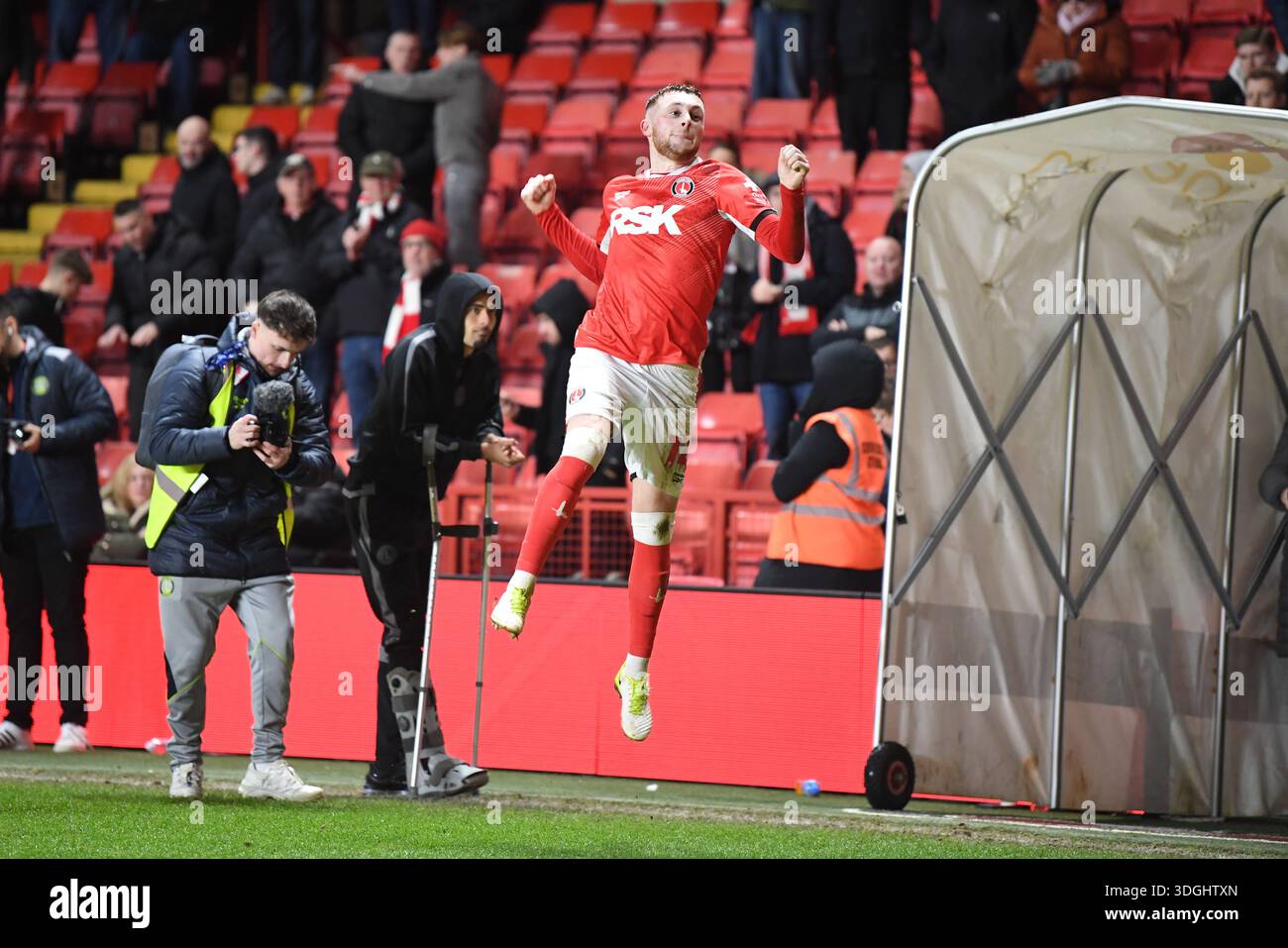 London, England. 17th Jan 2026. Sonny Carey celebrates after the Sky ...