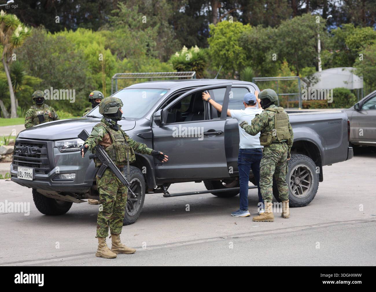 CUENCA CONTROL MILITARY WEAPONS CONTROL OF CRIME Cuenca, Ecuador ...