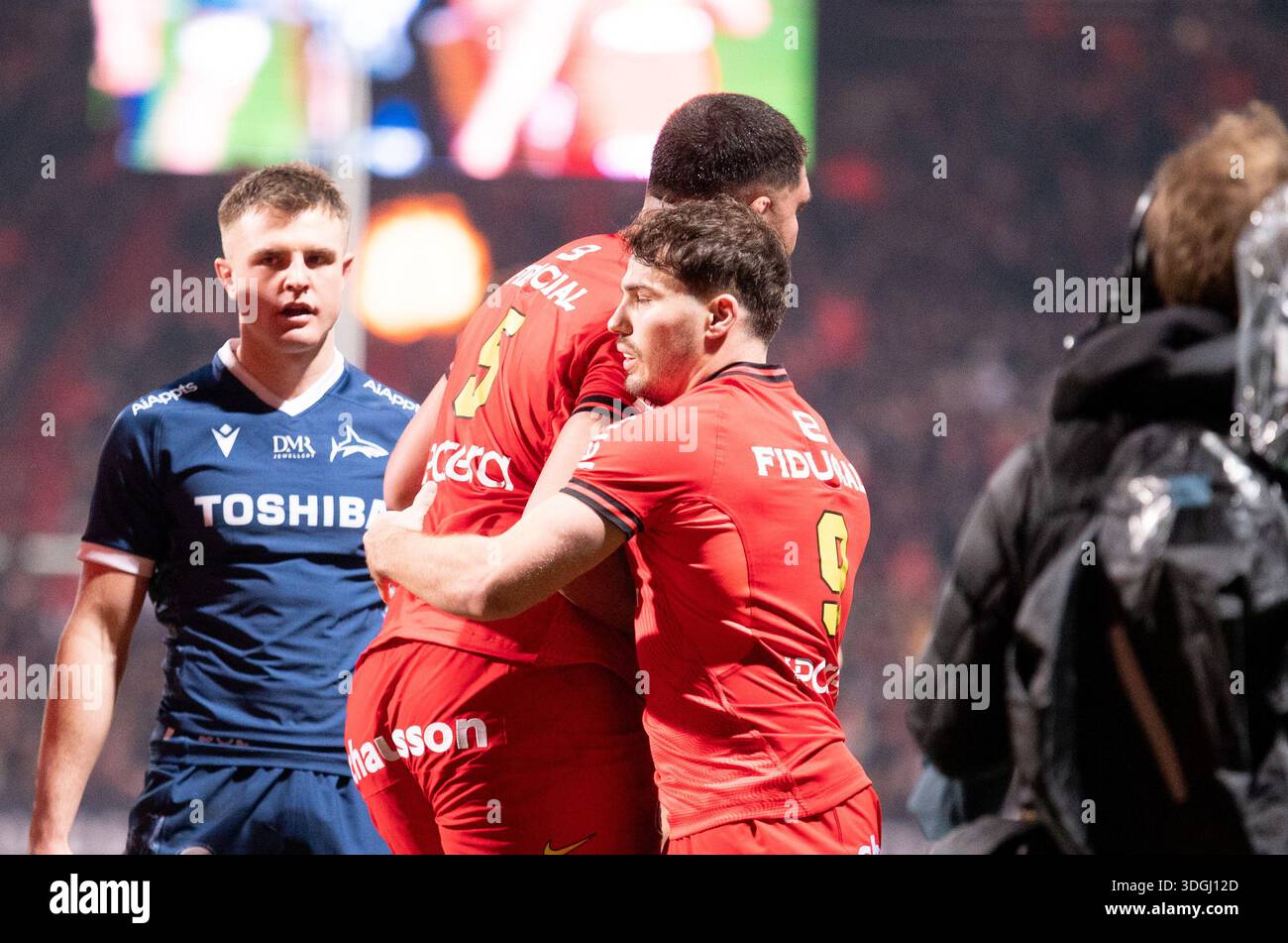 Emmanuel Meafou celebrates his Try with Antoine Dupont of Toulouse ...