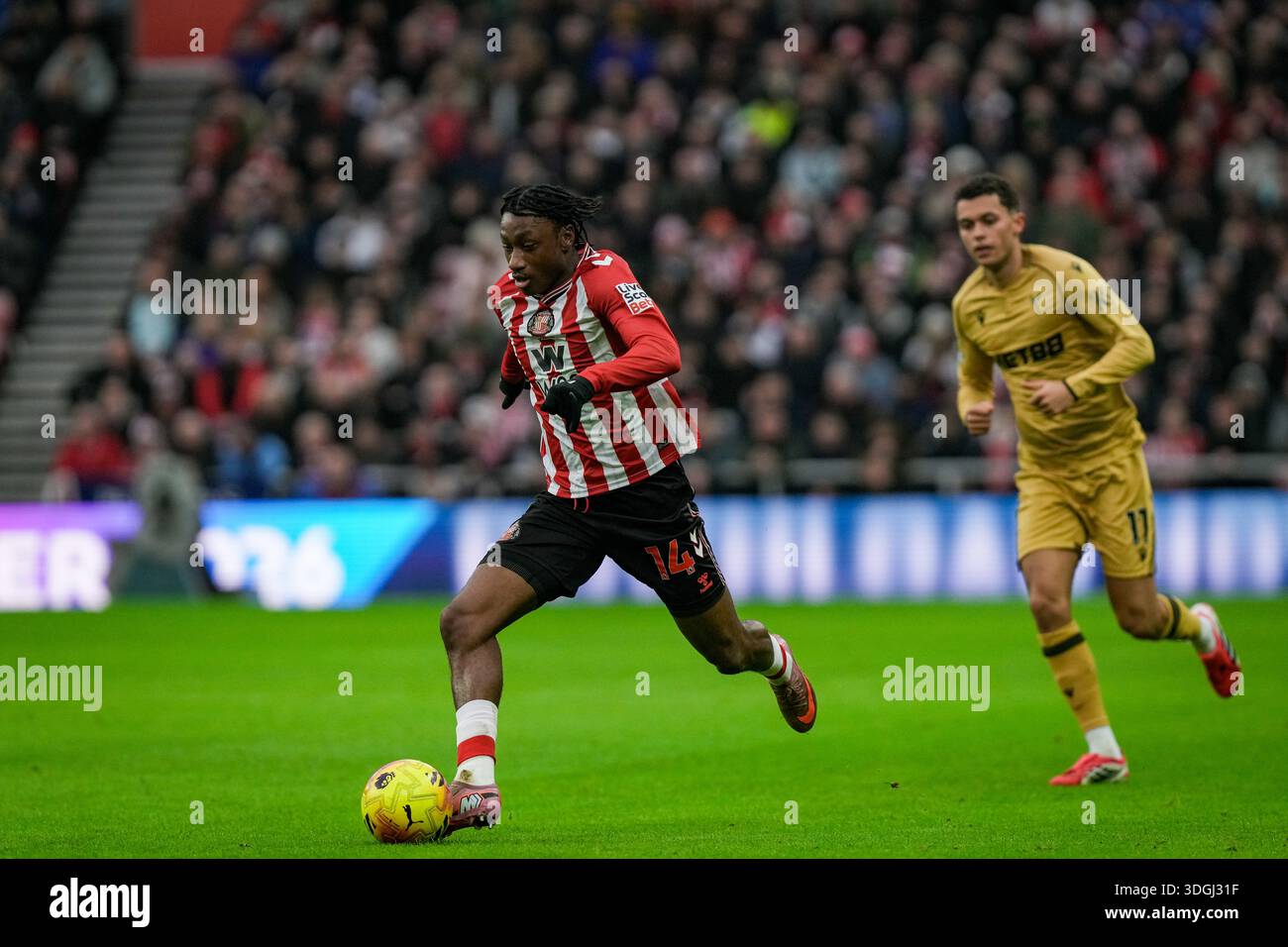 Romaine Mundle of Sunderland makes a run with the ball during the ...