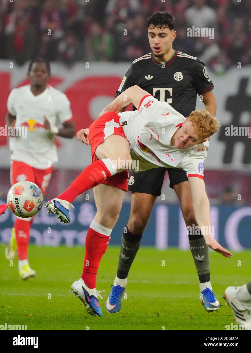 from left Aleksandar Pavlovic (Bayern), Nicolas Seiwald Leipzig ...