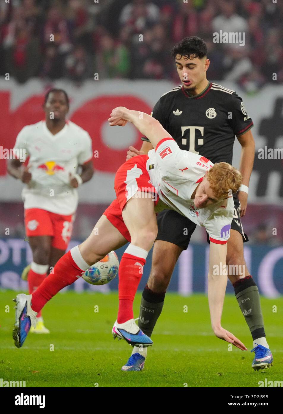 from left Aleksandar Pavlovic (Bayern), Nicolas Seiwald Leipzig ...