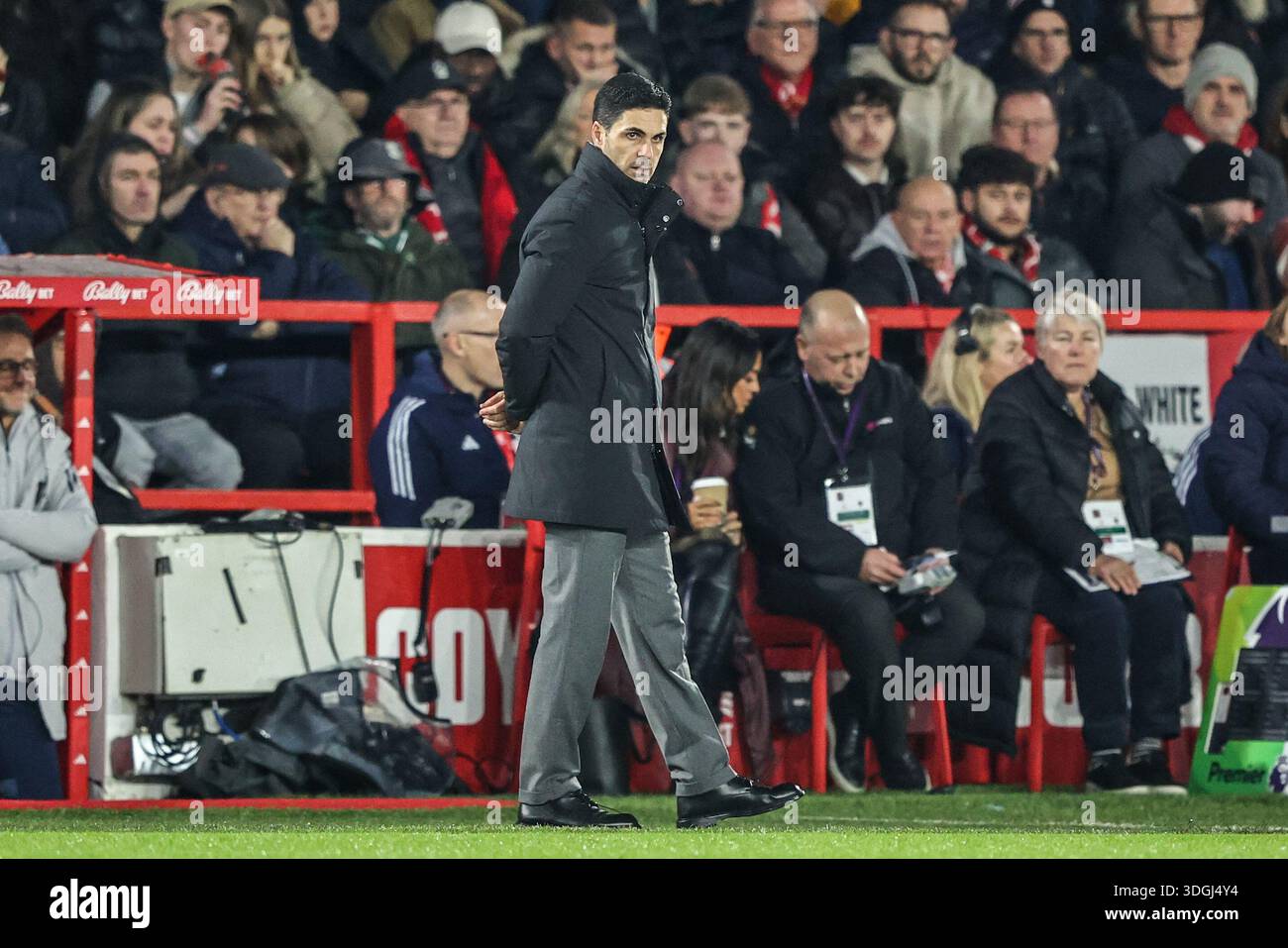 Mikel Arteta manager of Arsenal looks on during the Premier League ...