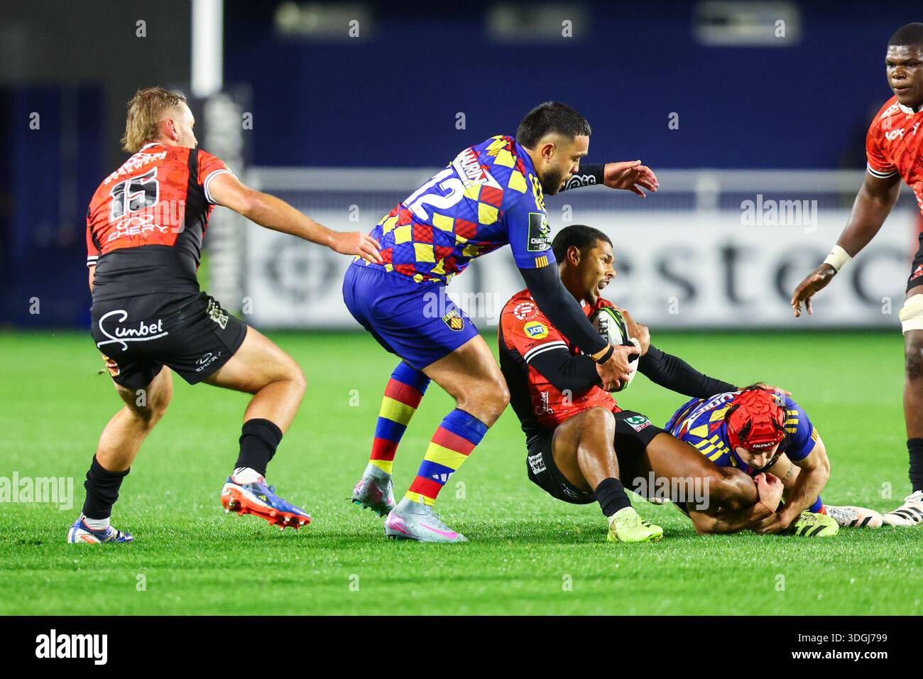 Hasseim PEAD of Lions and Duncan PAI AUA of Perpignan during the EPCR ...