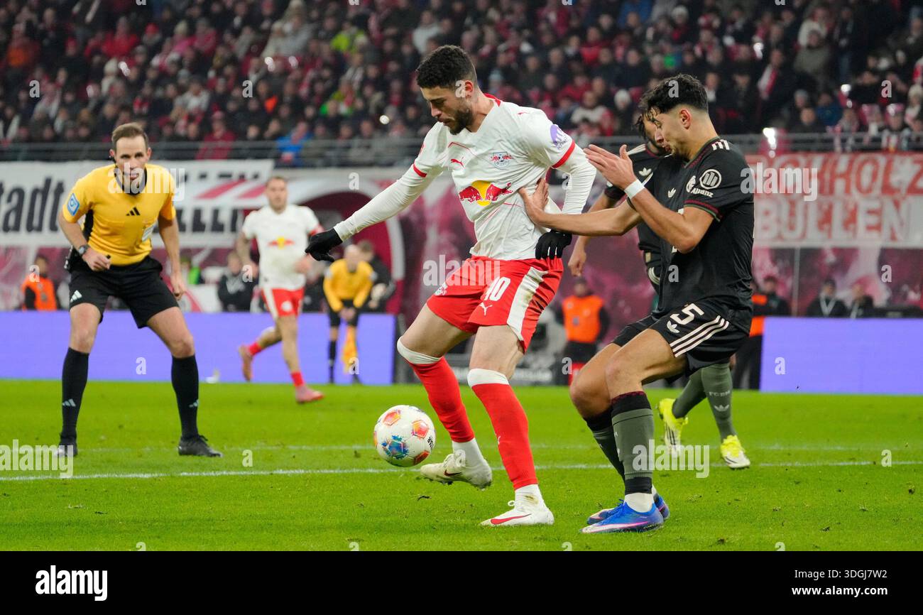 from left Romulo, Aleksandar Pavlovic (Bayern) Leipzig, January 17 ...