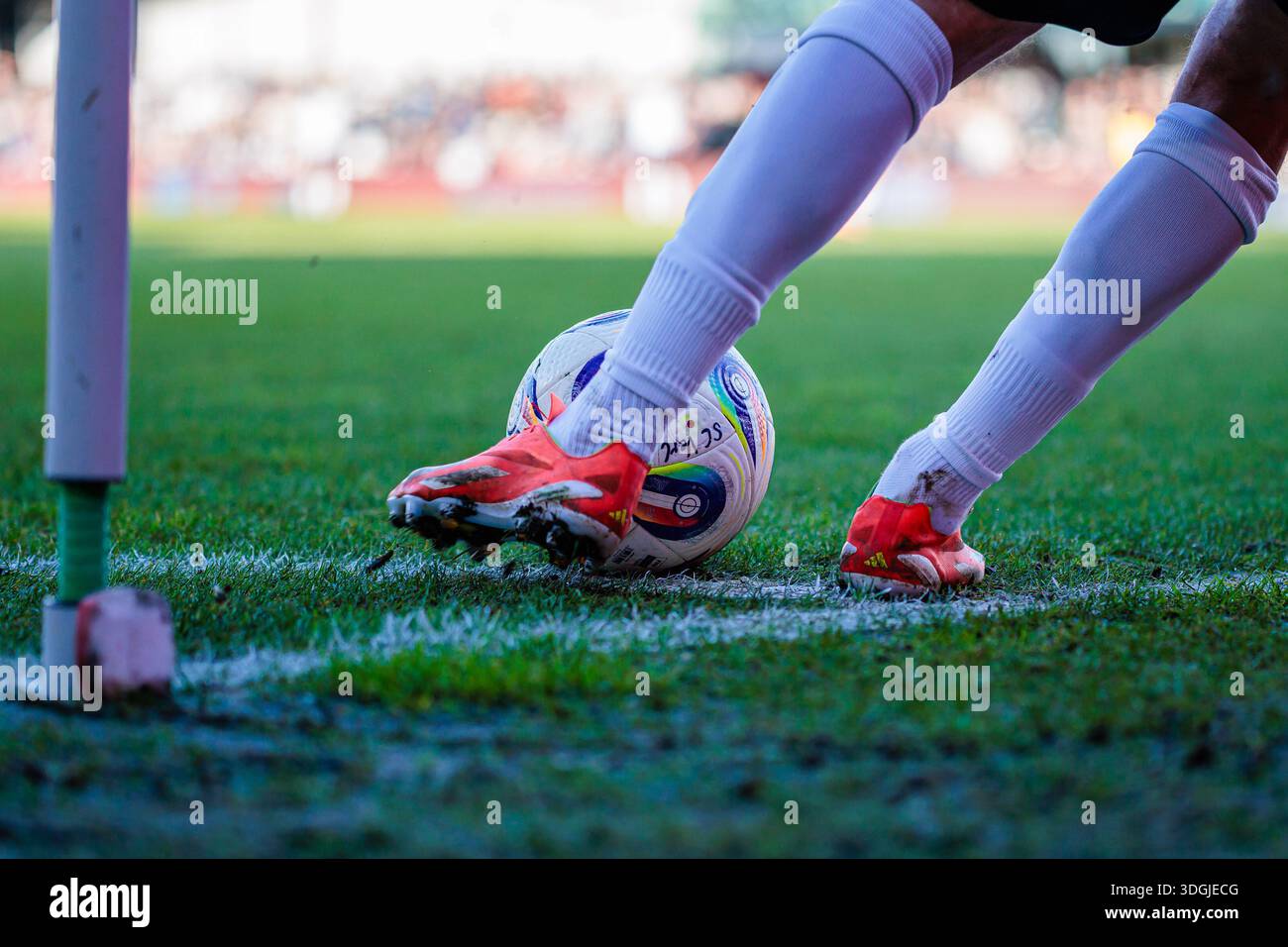 Stock image, execution of a corner kick with orange-red football shoes ...