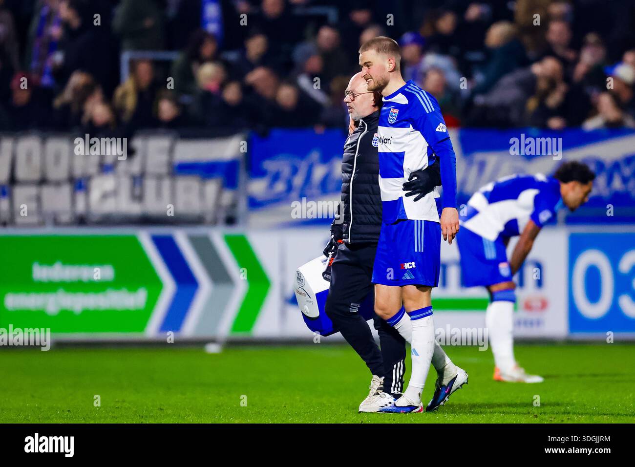 Zwolle - Simon Graves of PEC Zwolle is injured during the nineteenth ...