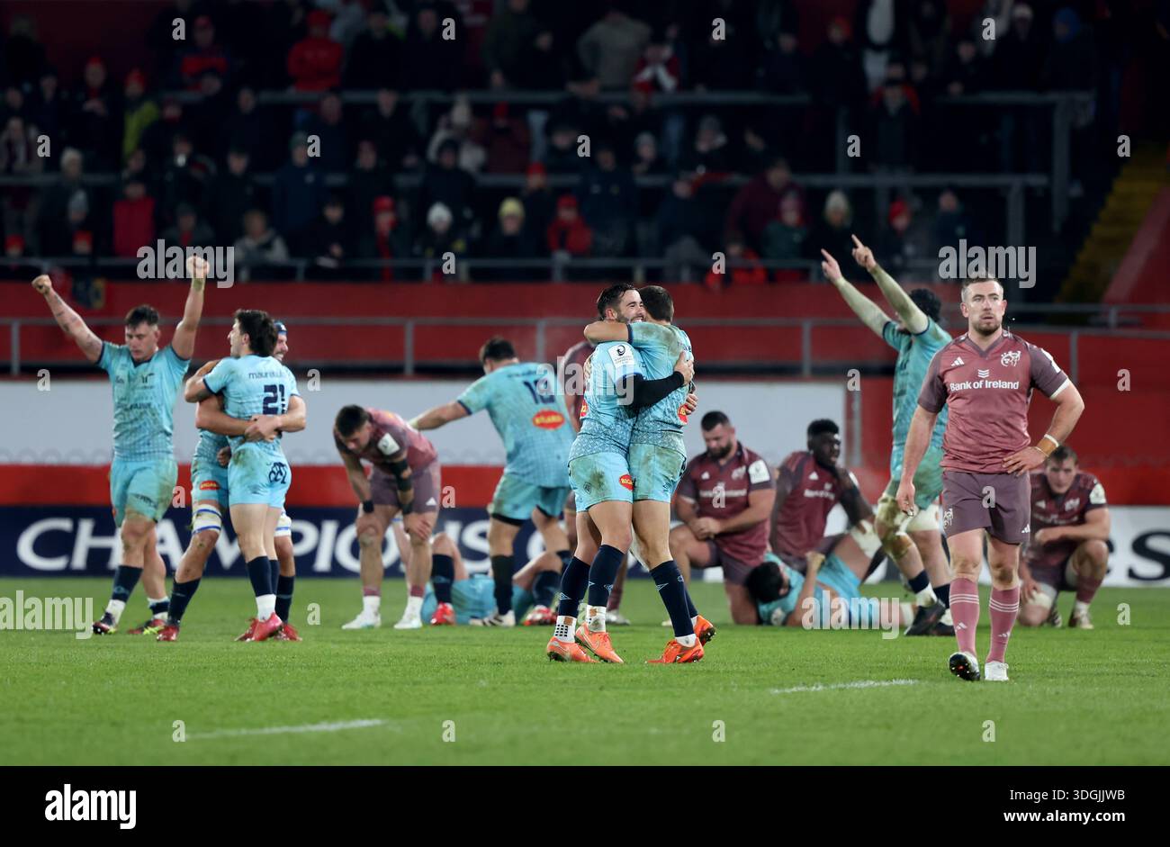 Castres' players celebrate at the final whistle after the Investec ...