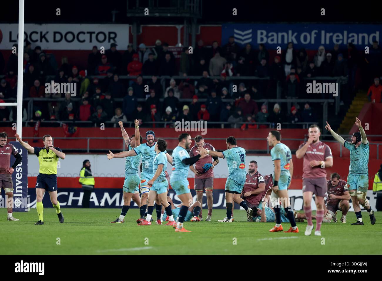 Castres' players celebrate at the final whistle after the Investec ...