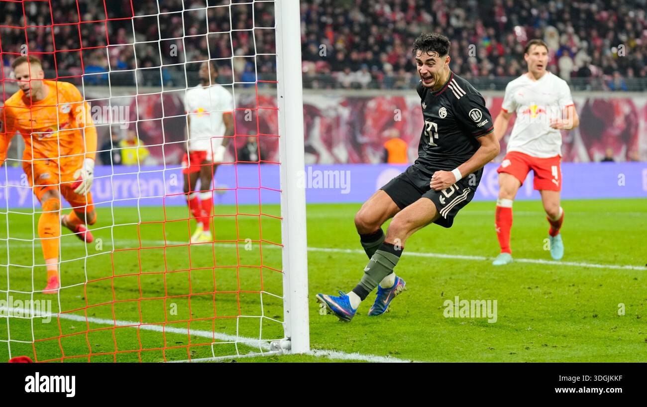 1:4 Goal, celebration, goal scorer Aleksandar Pavlovic (Bayern) Leipzig ...