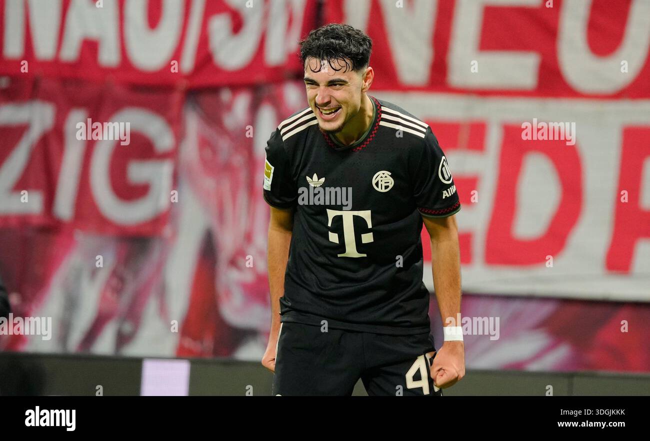 1:4 Goal, celebration, goal scorer Aleksandar Pavlovic (Bayern) Leipzig ...