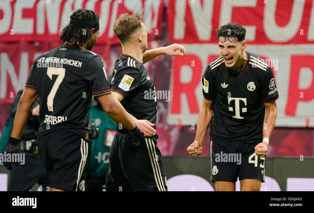 1:4 Goal, celebration, from left Serge Gnabry, Joshua Kimmich, goal ...