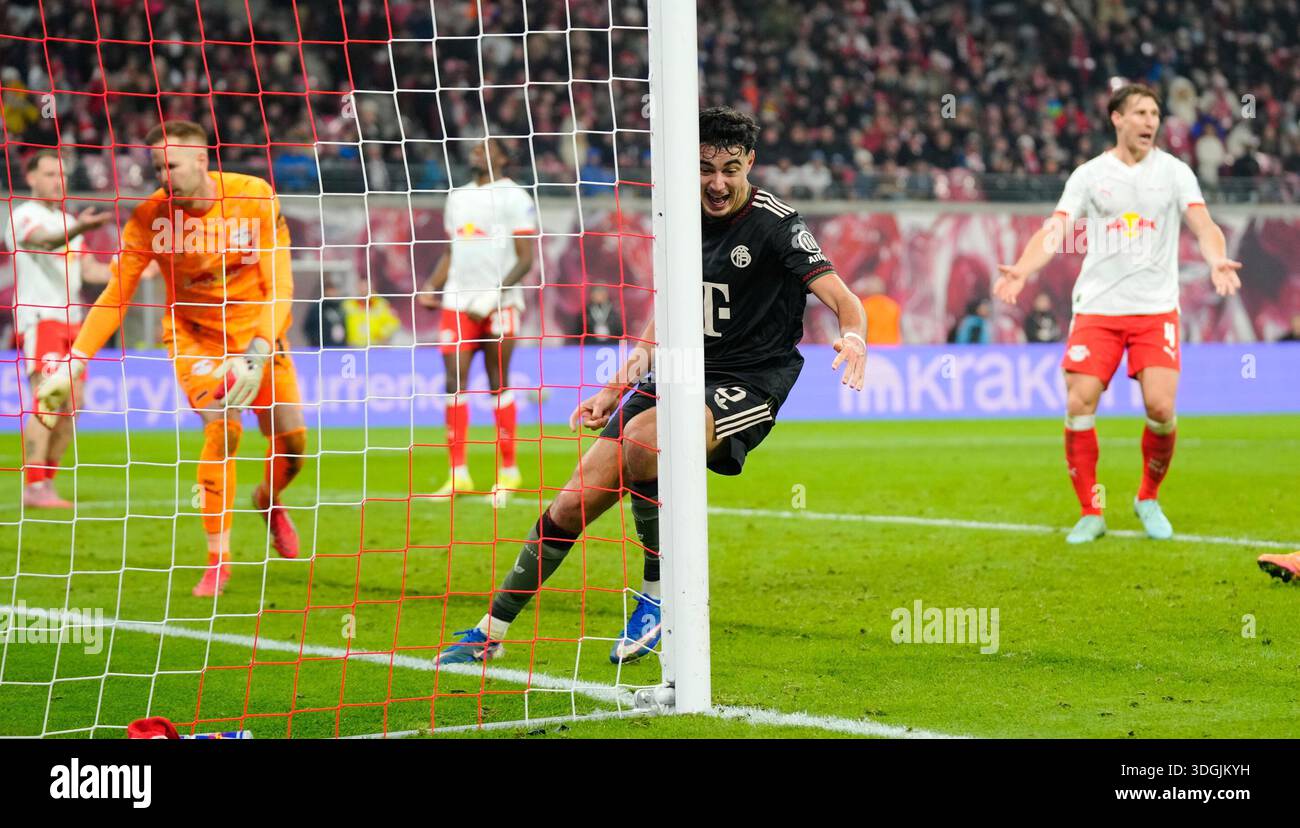 1:4 Goal, celebration, goal scorer Aleksandar Pavlovic (Bayern) Leipzig ...