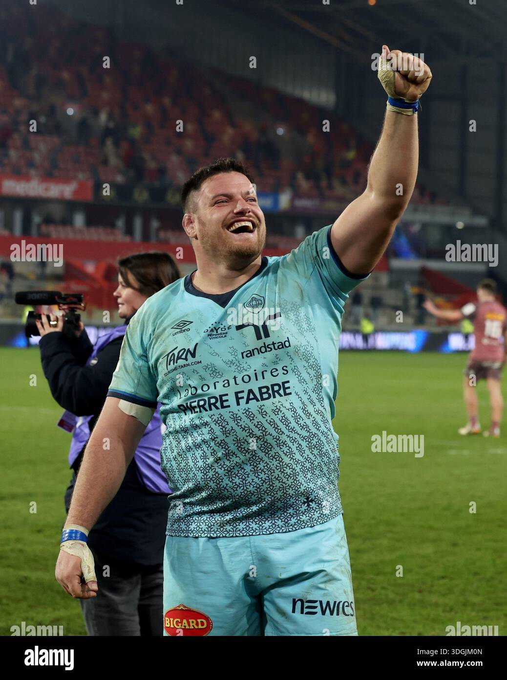 Castres' Aurelien Azar celebrates after the Investec Champions Cup ...