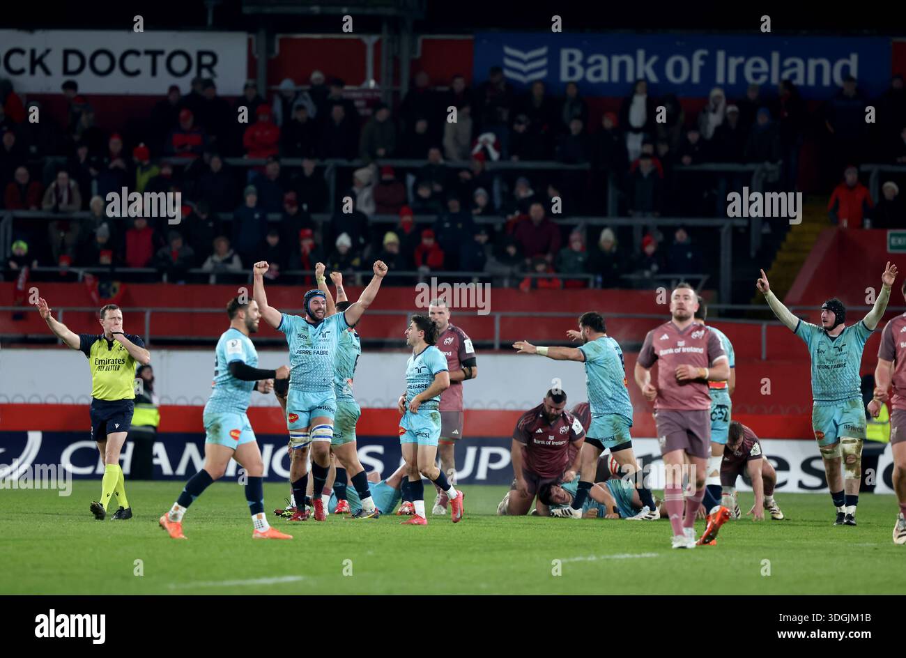 Castres' players celebrate at the final whistle after the Investec ...
