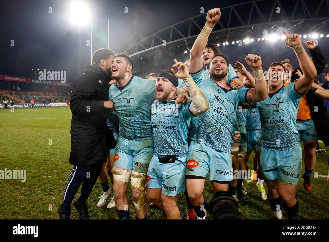 Castres' players celebrate with their fans after the Investec Champions ...