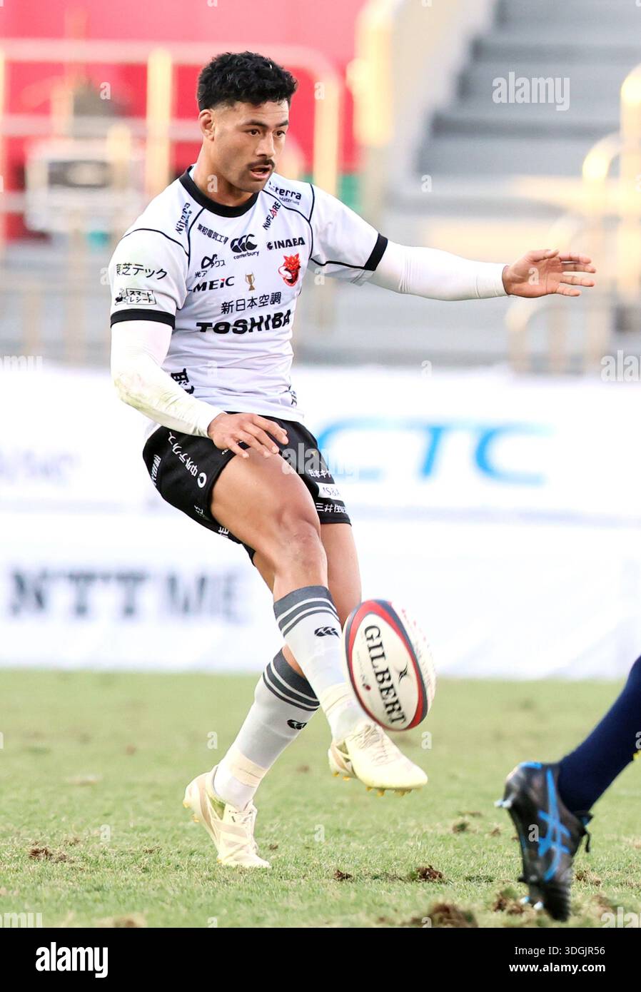 Tokyo, Japan. 17th Jan, 2026. Toshiba Brave Lupus Tokyo fly half Richie ...