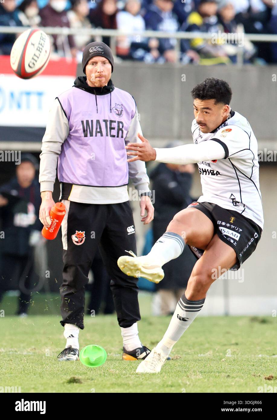 Tokyo, Japan. 17th Jan, 2026. Toshiba Brave Lupus Tokyo fly half Richie ...