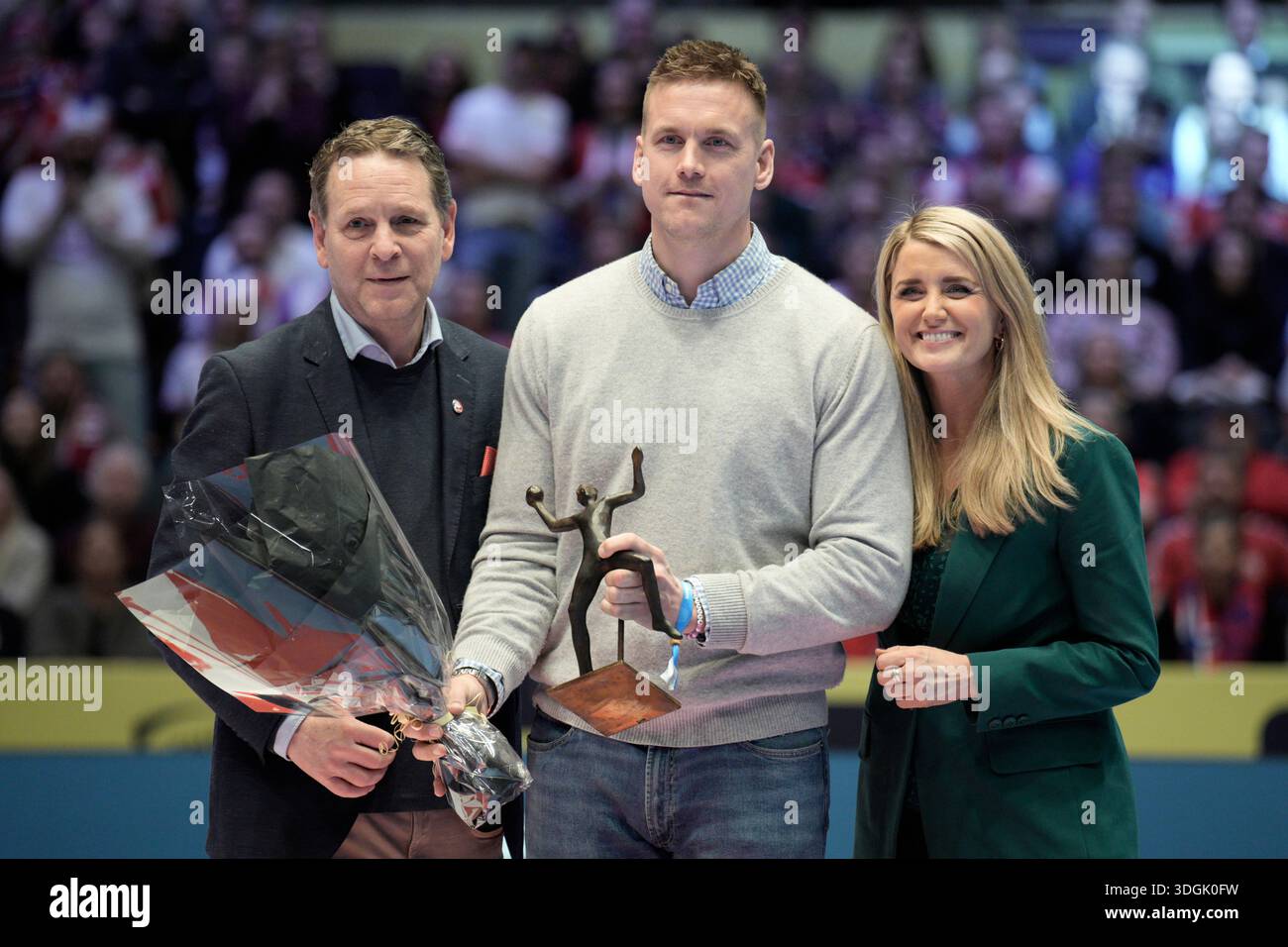 Bærum 20260117. Espen Lie Hansen receives the Handball Statuette from ...