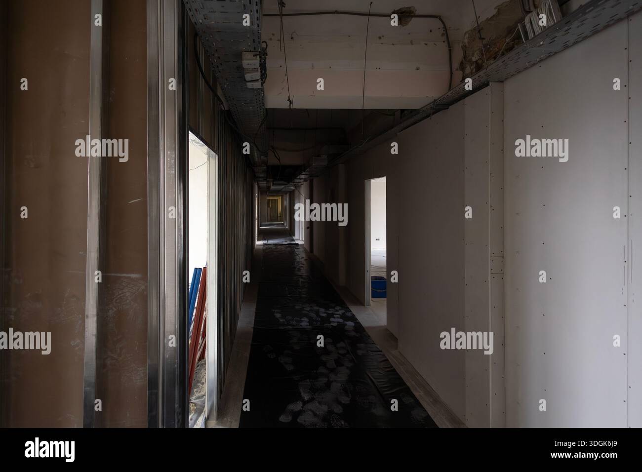 Cable tray covered cable tray hi-res stock photography and images - Alamy