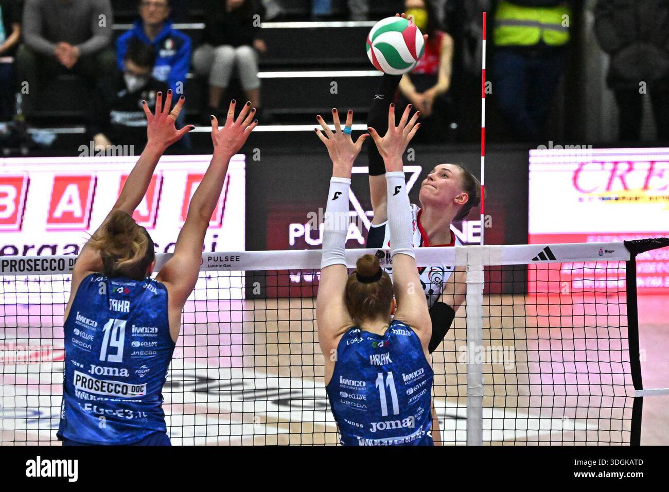 Treviso, Italy. 17th Jan, 2026. Monique Strubbe ( Volley Bergamo 1991 ...
