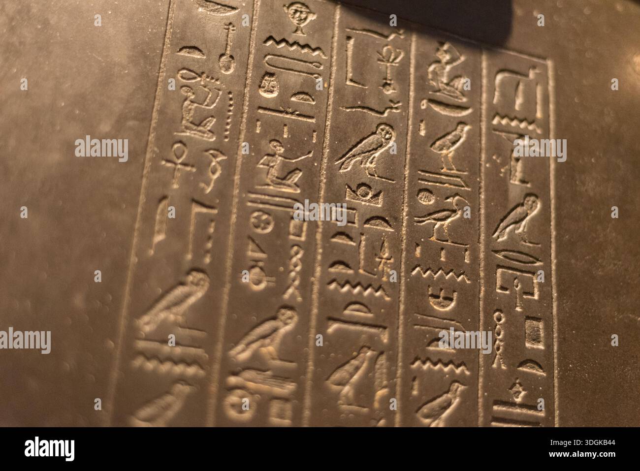 Hieroglyphs on walls tomb hi-res stock photography and images - Alamy