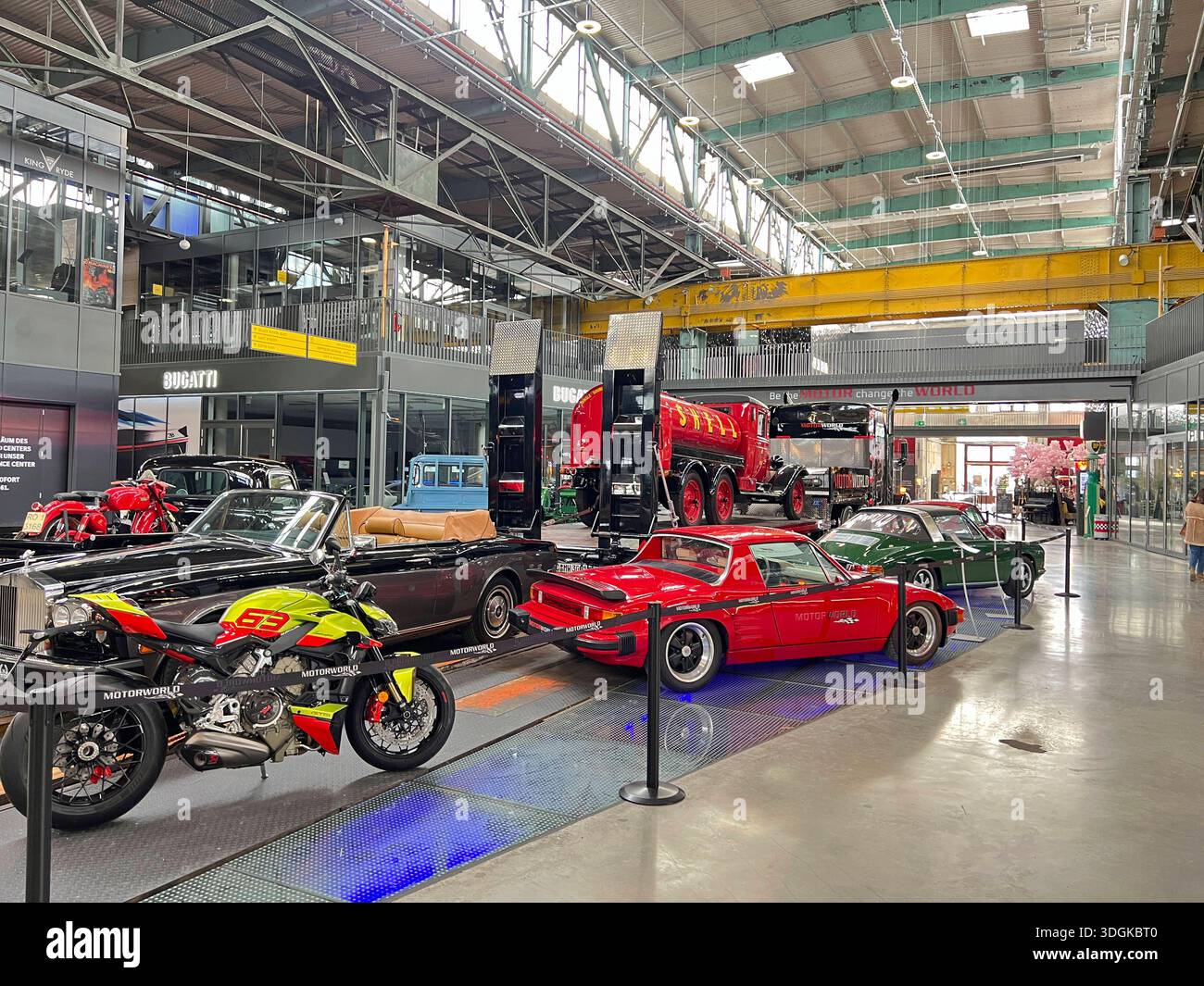 18.01.2024, Motor-World München, Innenaufnahme, Die Motorworld München ...