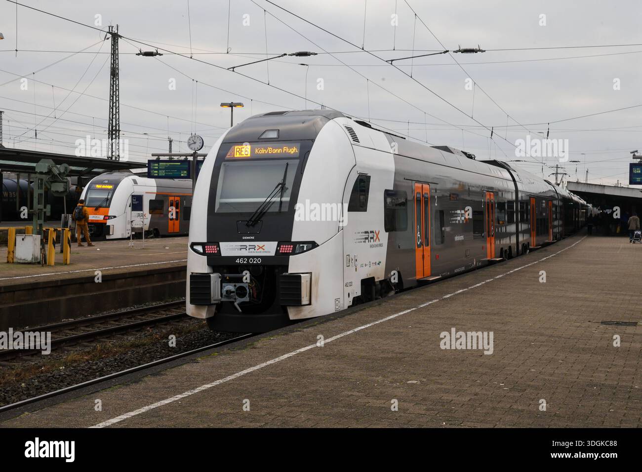 Eisenbahnverkehr in Hamm Hauptbahnhof. Regionalexpress Zug von National ...
