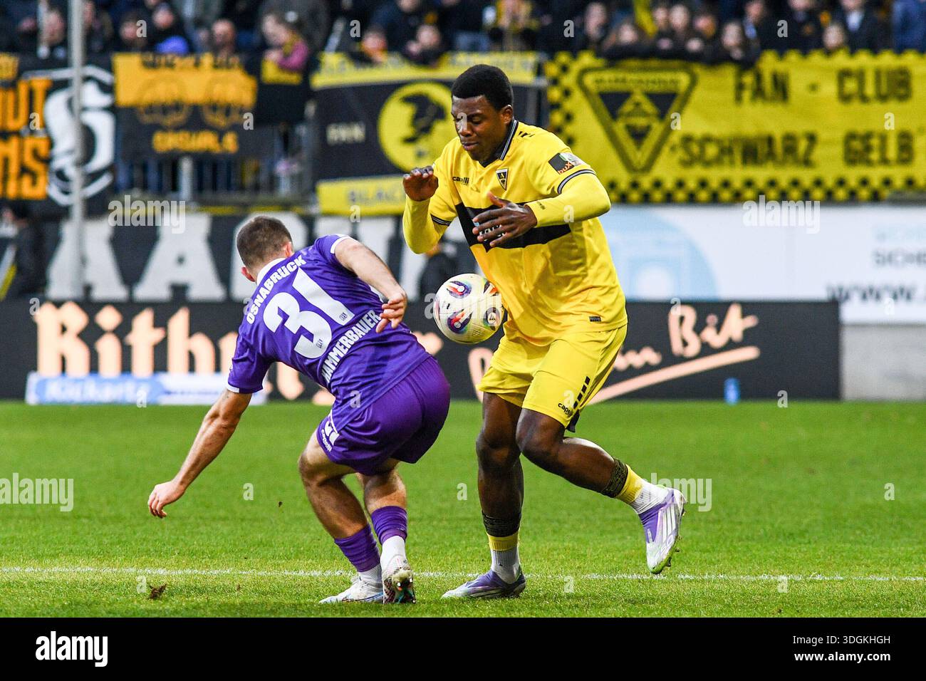 from left: Patrick Kammerbauer (VfL Osnabrück, 31), Emmanuel Chinedu ...