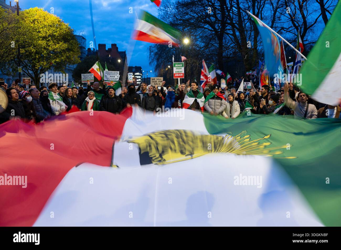 London, UK. 17th Jan, 2026. Protesters gathered around a Iran Monarchy ...