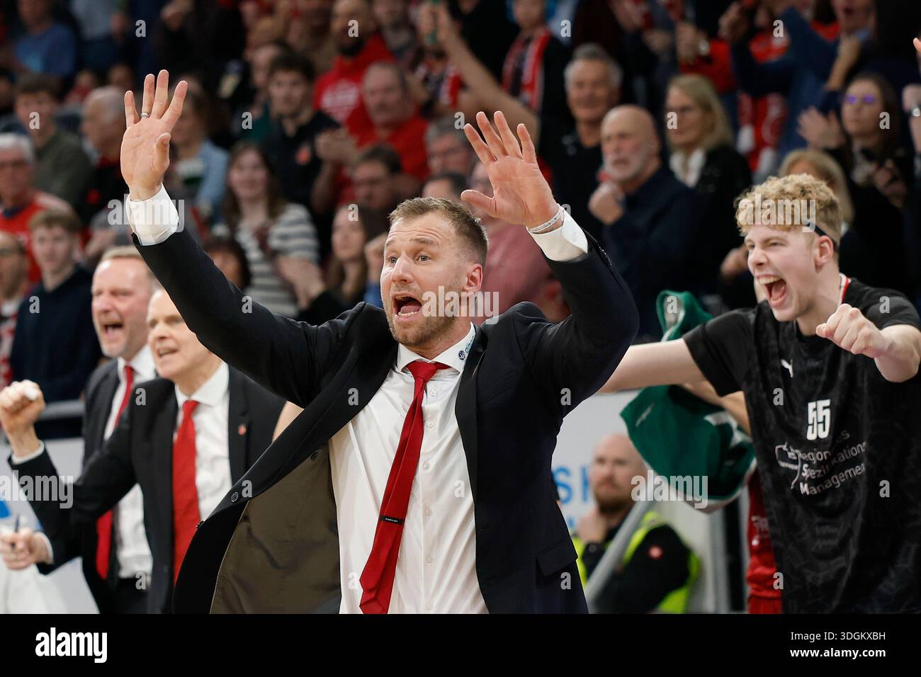 v. l. n. r.: Die Bank um Head-Coach Anton Gavel (Bamberg Baskets ...