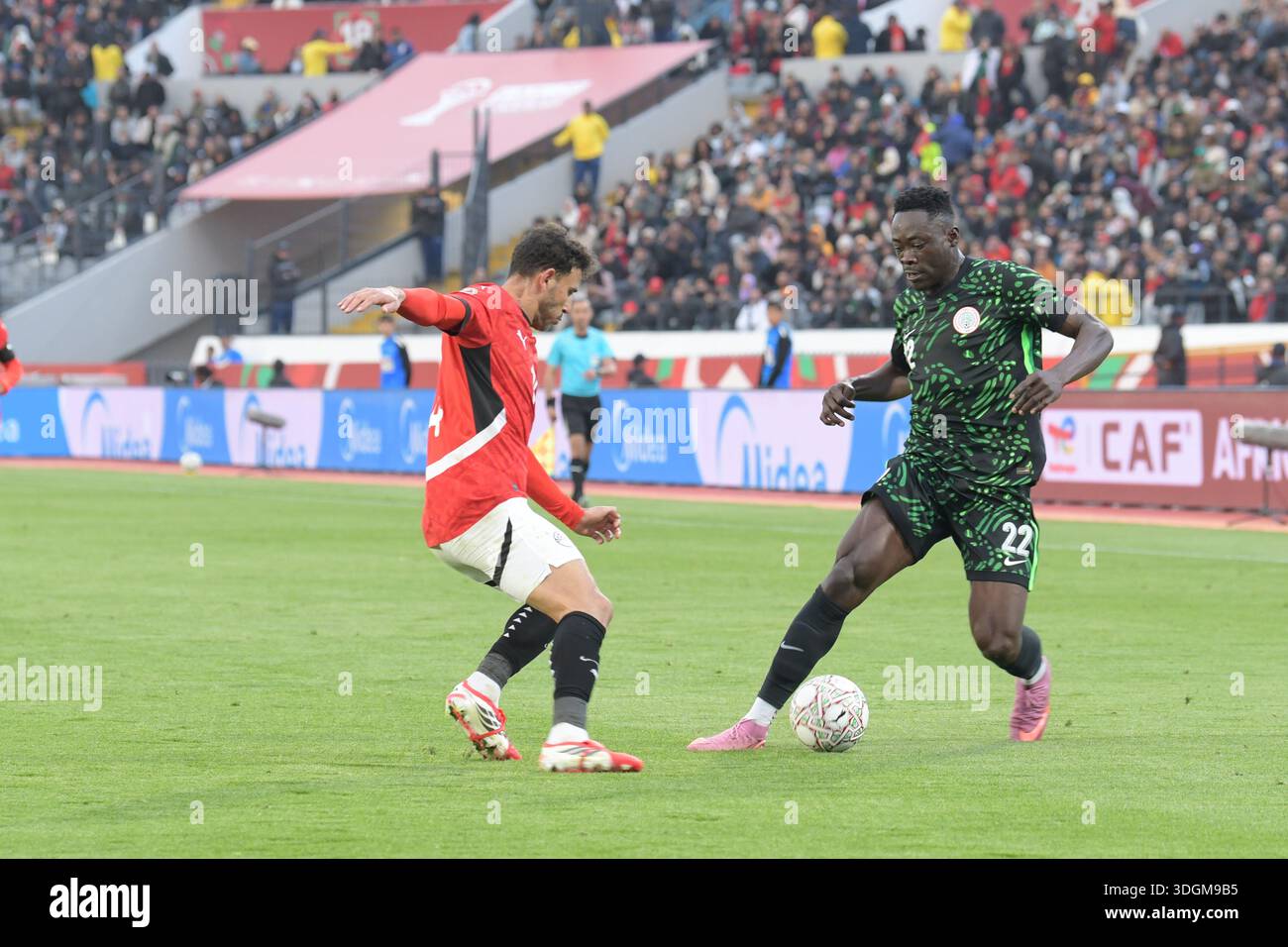 (260118) -- RABAT, Jan. 18, 2026 (Xinhua) -- Hamdi Fathy (L) of Egypt ...