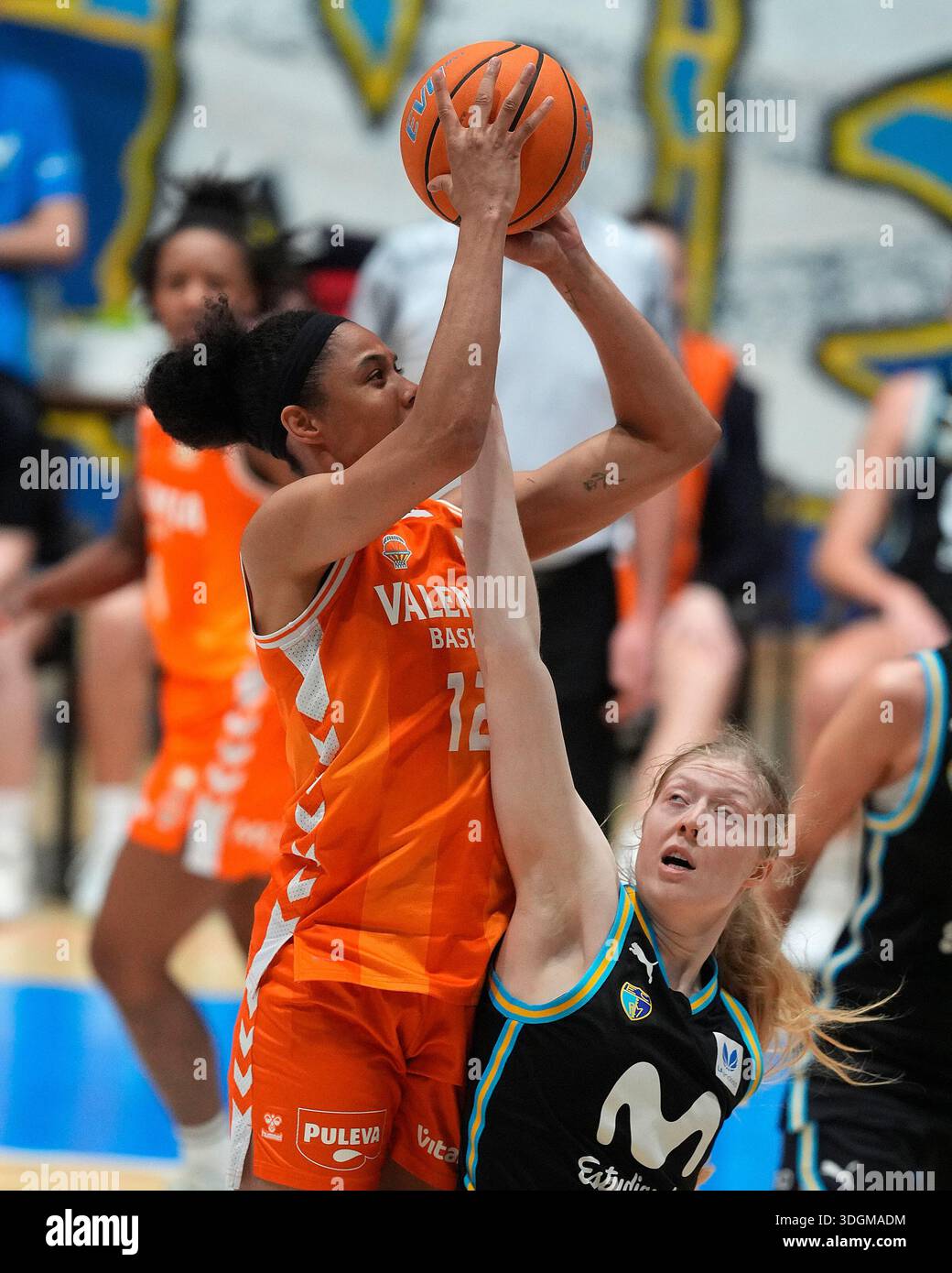 Madrid, Spain. 17th Jan, 2026. Movistar Estudiantes' Frieda Buhner (r ...