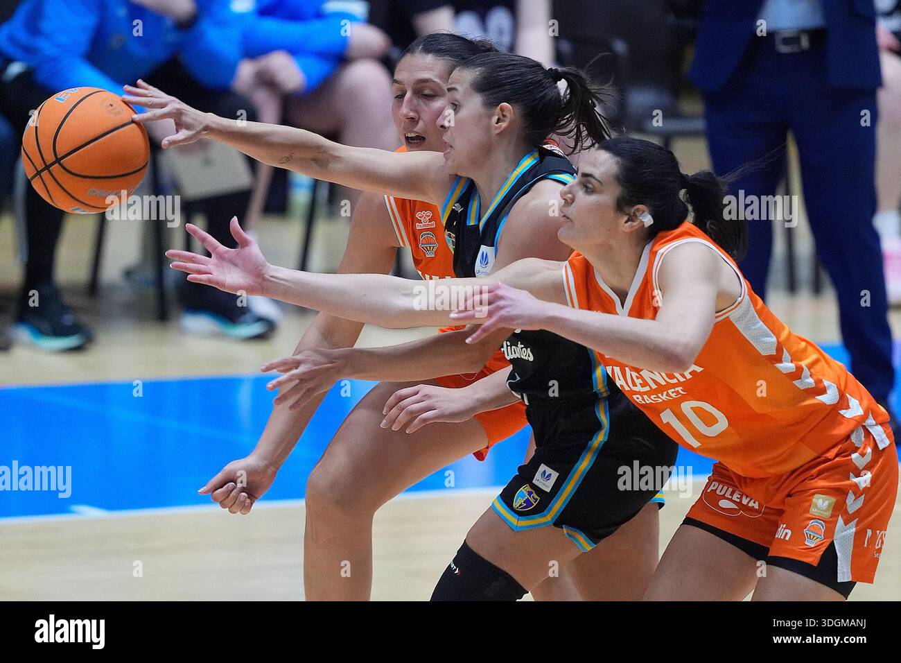 Movistar Estudiantes' Isabel Latorre (c) and Valencia BC's Maria Perez ...
