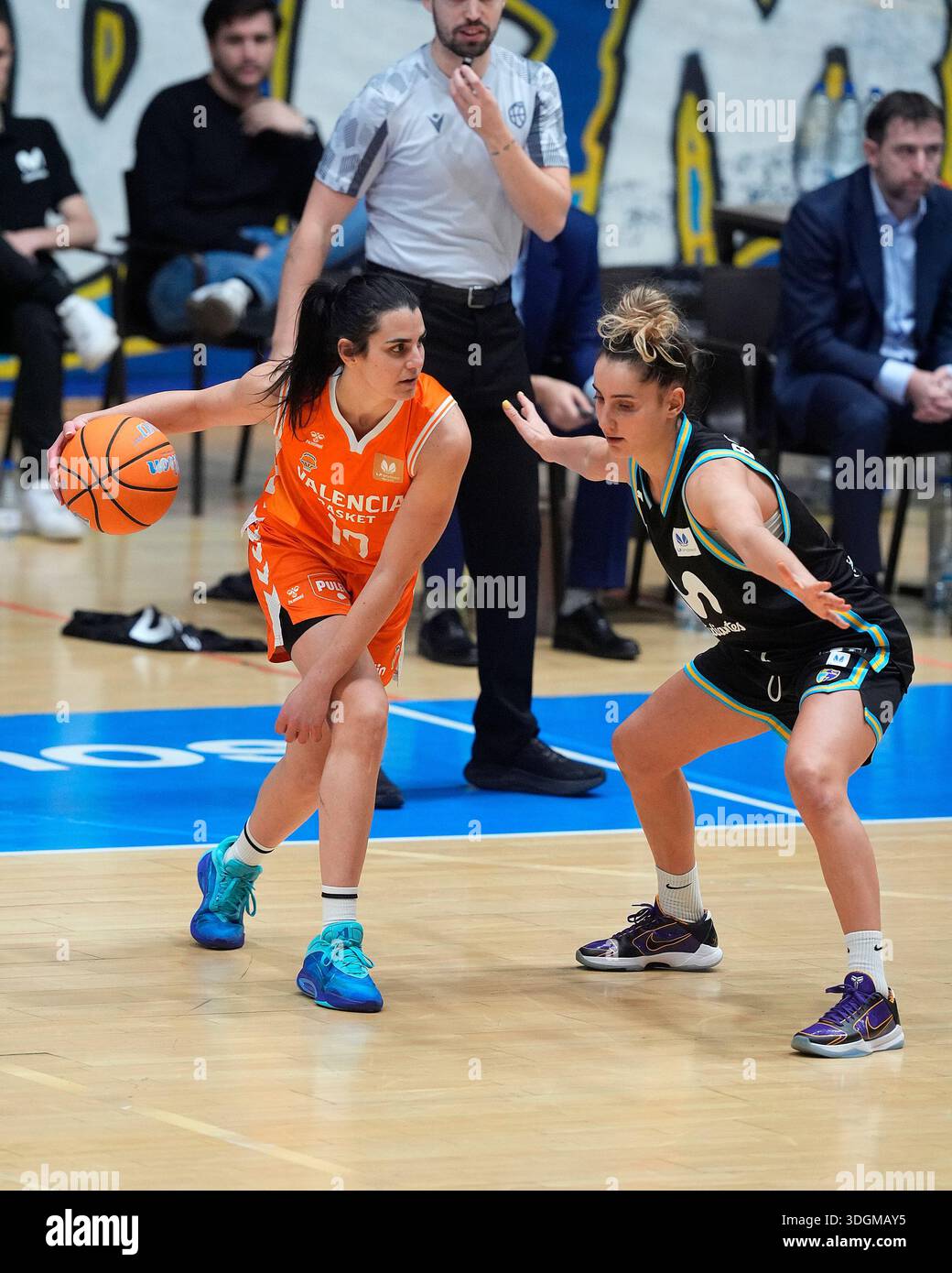 Movistar Estudiantes' Lisa Berkani (r) and Valencia BC's Leticia Romero ...