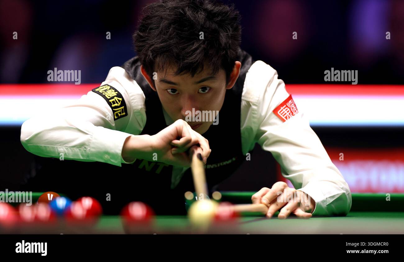 London, Britain. 17th Jan, 2026. Wu Yize of China competes during the ...