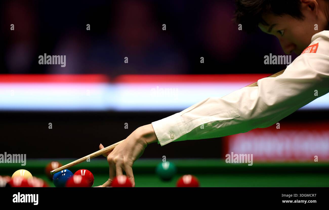 London, Britain. 17th Jan, 2026. Wu Yize of China competes during the ...