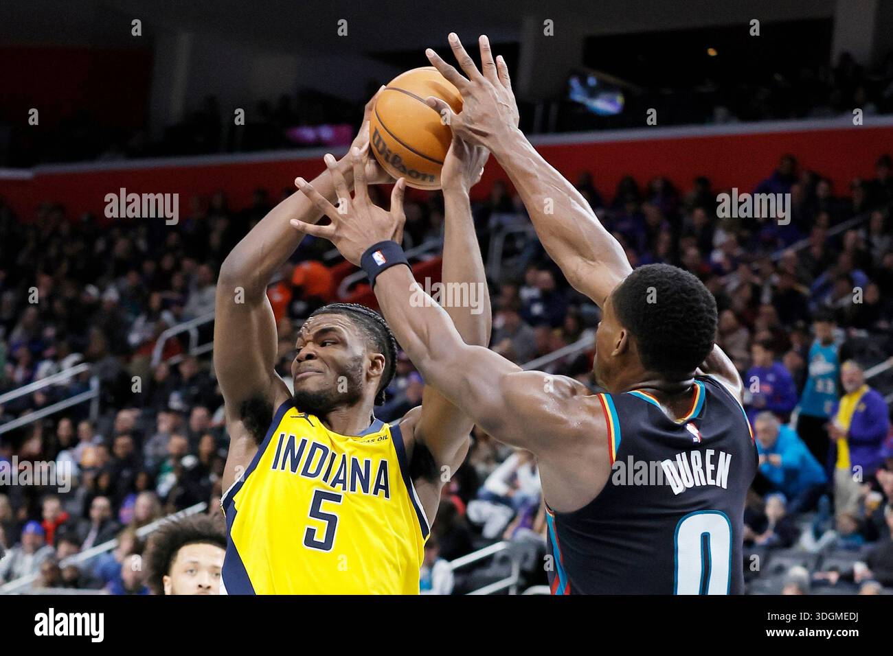 Indiana Pacers forward Jarace Walker (5) looks to pass the ball against ...