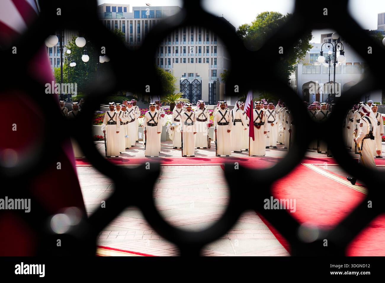 Doha, Qatar. 18th Jan, 2026. A Qatari honour guard awaits the arrival ...