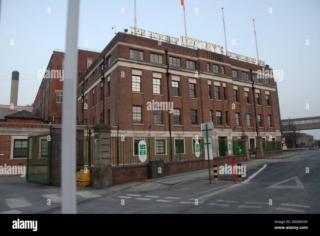 Tetley's bitter hi-res stock photography and images - Alamy