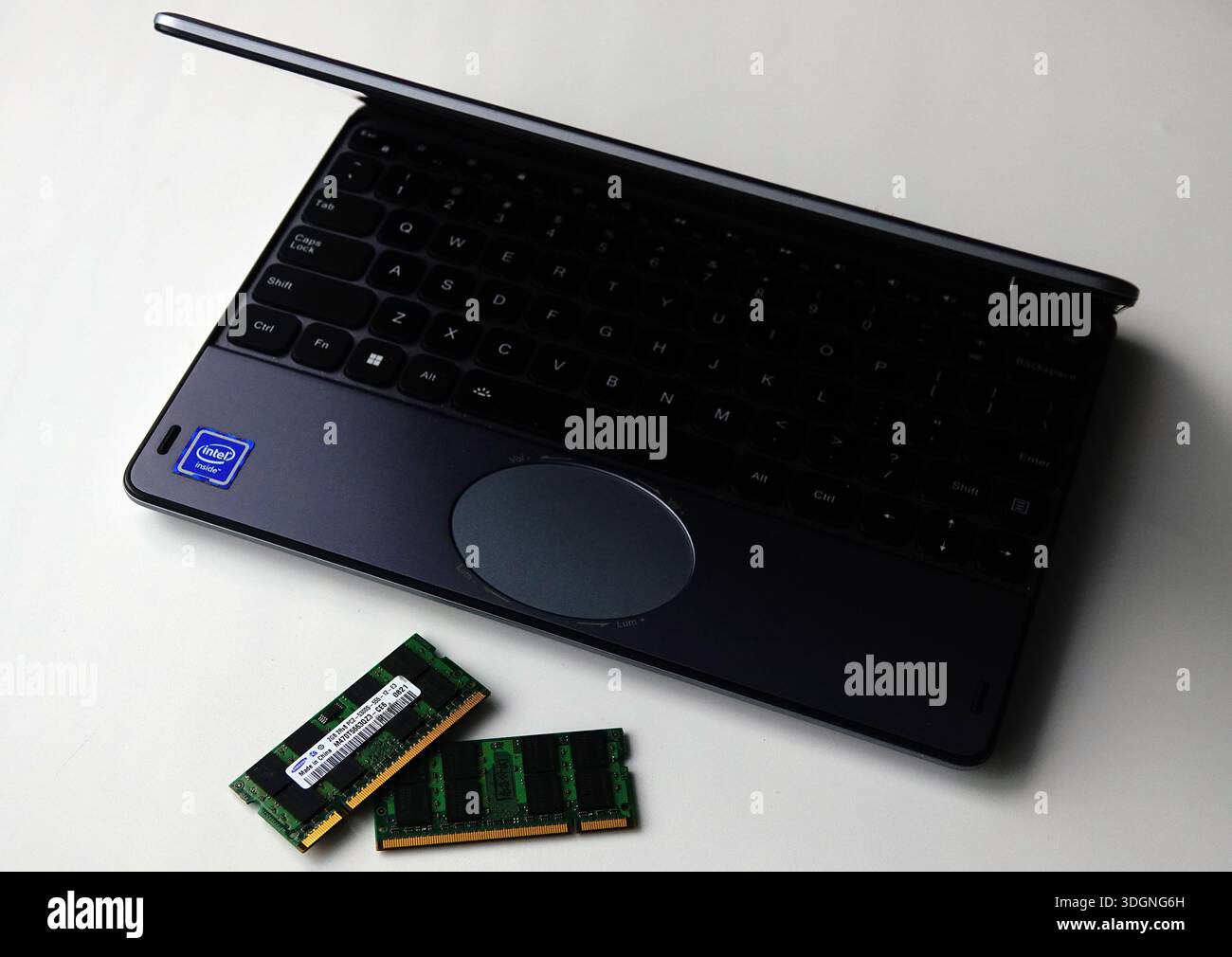 Yichang, China. 18th Jan, 2026. YICHANG, CHINA - JANUARY 18, 2026 - Two ...