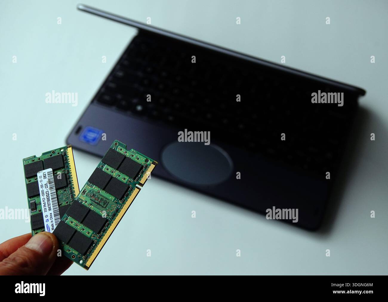 Yichang, China. 18th Jan, 2026. YICHANG, CHINA - JANUARY 18, 2026 - Two ...