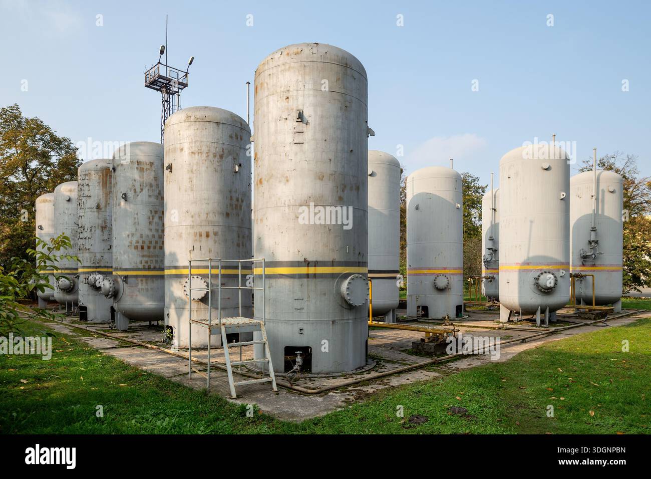 Bulk fuel storage and distribution systems hi-res stock photography and ...
