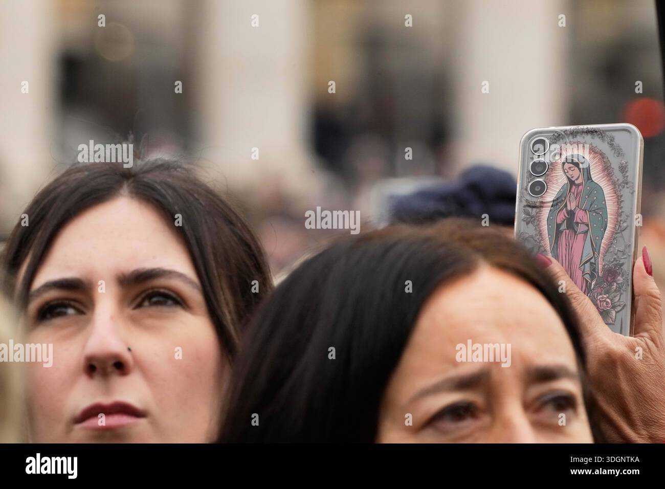 Faithful attend Pope Leo XIV's Angelus noon prayer in St. Peter's ...