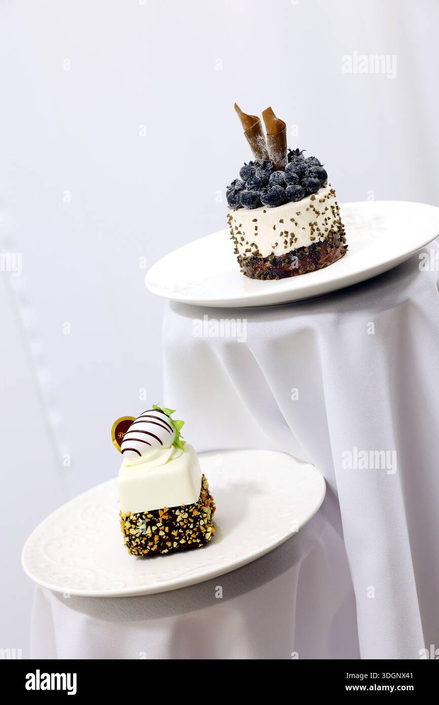 16.01.2026, Berlin - Deutschland. Attrappen für Törtchen und Minikuchen ...