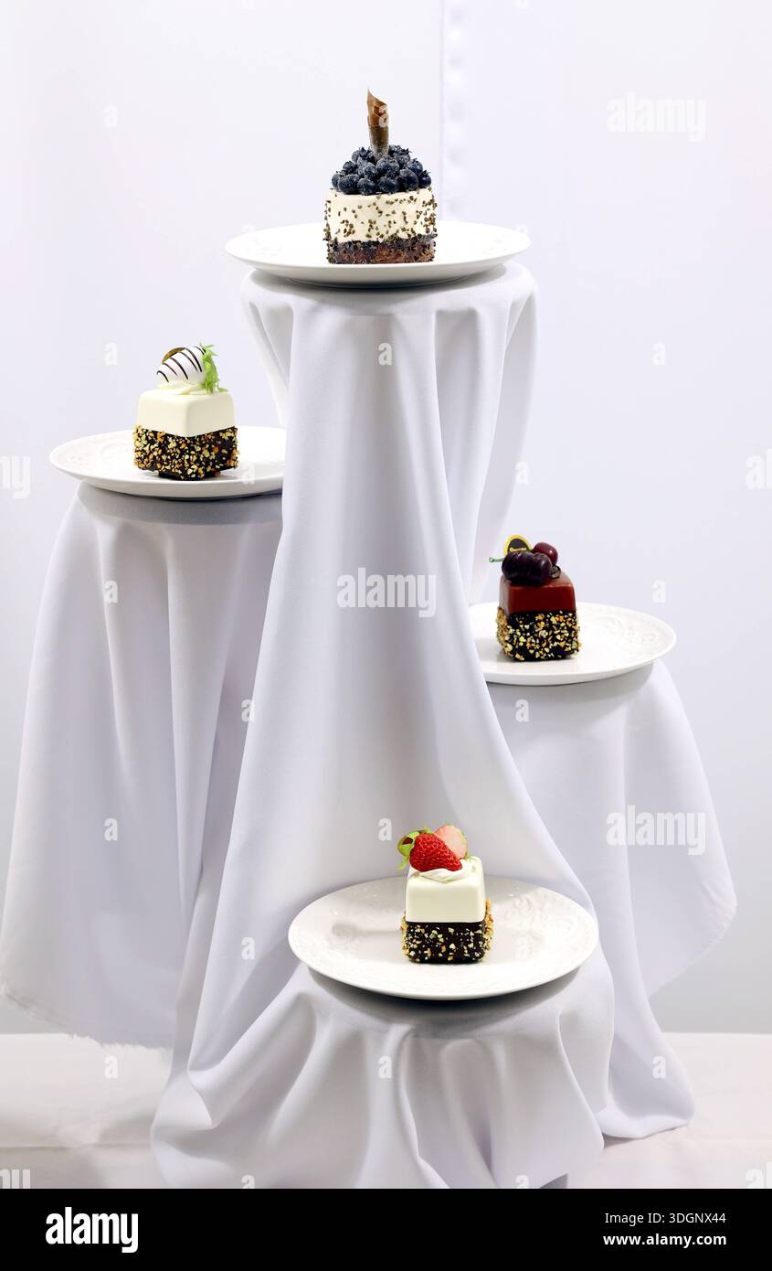 16.01.2026, Berlin - Deutschland. Attrappen für Törtchen und Minikuchen ...